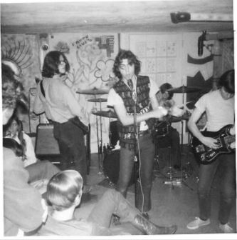 澳大利亚主持人Dawn Laird在优秀的“Doreen”-独立音乐-新音乐-音乐产业博客上风格地掸掉麦克风上的灰尘 - bwin皇马球衣